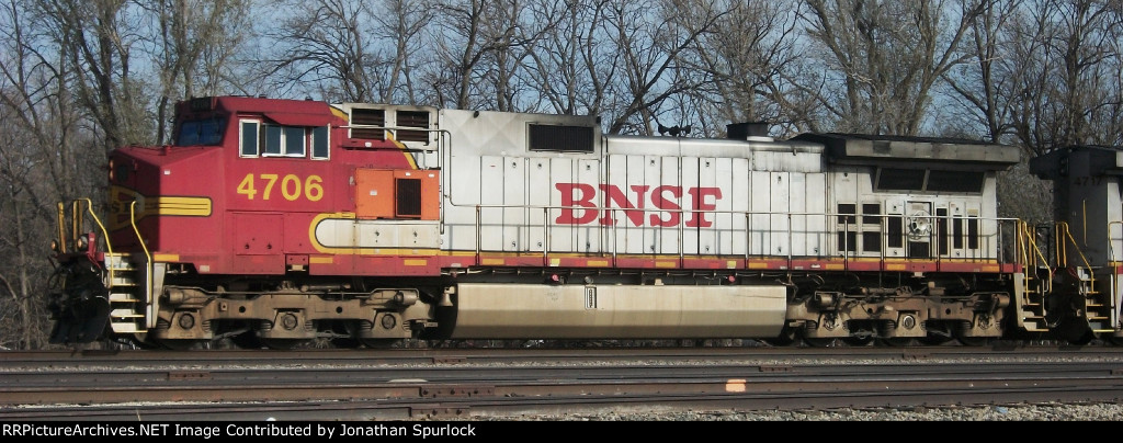 BNSF 4706, entering the yard